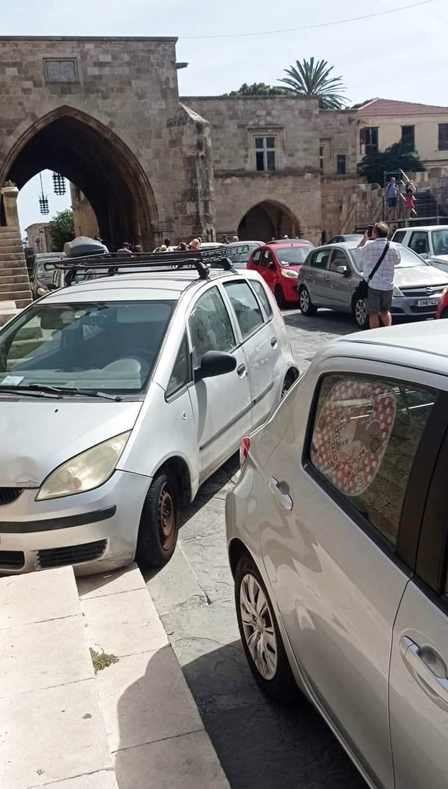Ανέτοιμο το νησί, με το άνοιγμα της τουριστικής περιόδου. Σε παρκινγκ ...